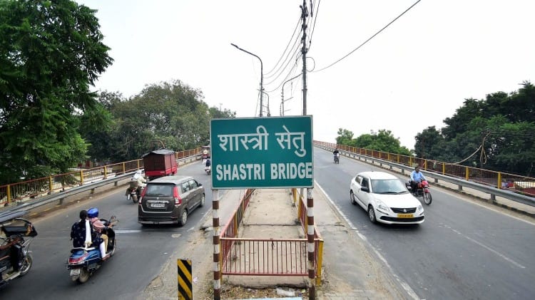 Prayagraj :गड्ढों में तब्दील शास्त्री पुल की सतह की मरम्मत शुरू, एक लेन ...