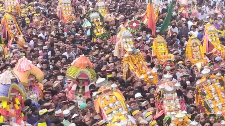 Kullu Dussehra:भगवान रघुनाथ की रथयात्रा के साथ ही देवी-देवताओं के ...