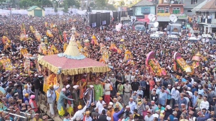 Kullu Dussehra:भगवान रघुनाथ की रथयात्रा के साथ ही देवी-देवताओं के ...