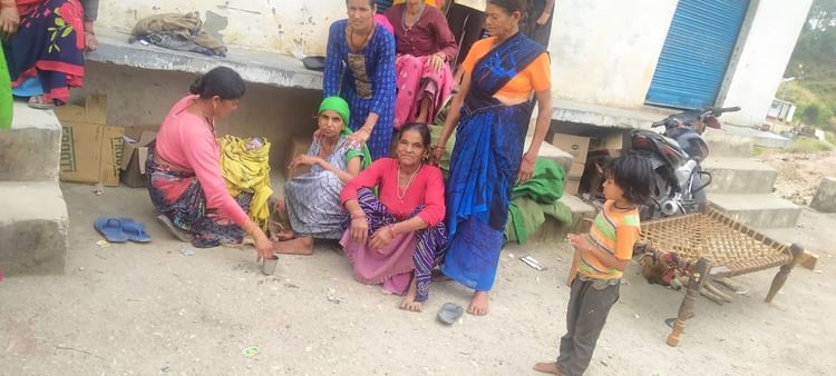 Delivery Near Road Side - Almora News - महिला ने सड़क में दिया शिशु को ...