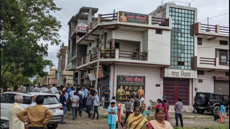 Rudrapur:बदमाशों ने ज्वैलर्स के घर डाली डकैती, लोहे की रॉड से हमला कर ...