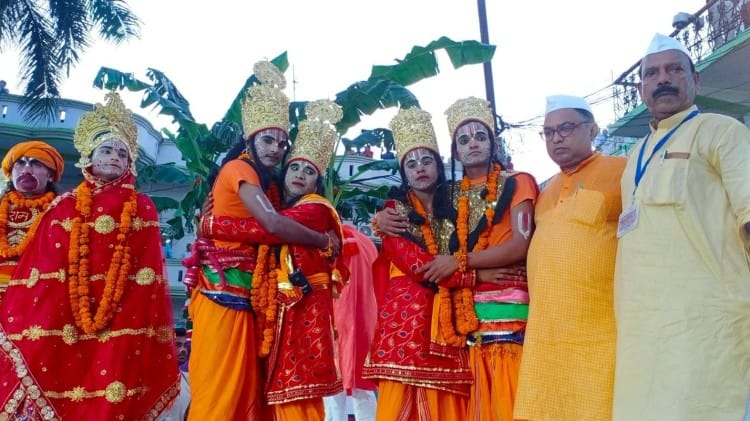 See Photos Historic Bharat Milap Amidst In Mau Tight Securit Ram Came ...