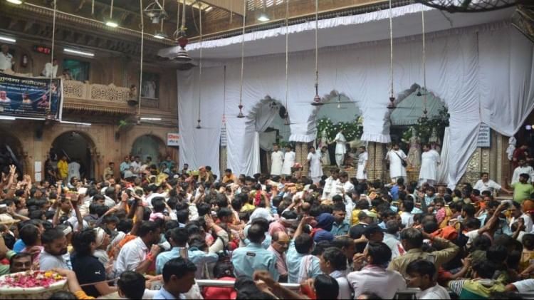 Huge Crowd Of Devotees Gathered At Banke Bihari Temple On Sharad ...