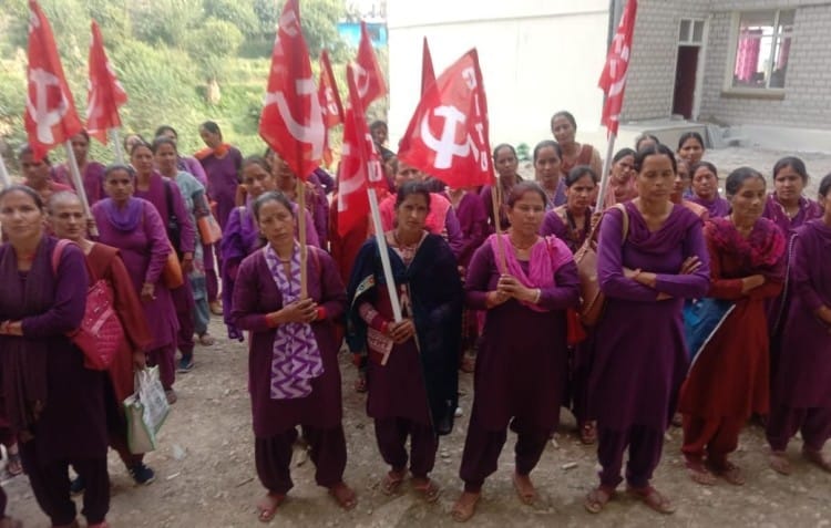 पधर में गरजीं आंगनबाड़ी वर्कर - Mandi News Himachal News Anganwadi ...