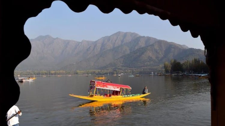 पानी में तैरता हुआ डाकघर:अंग्रेजों के जमाने से डाक बांट रहा डल झील का ...