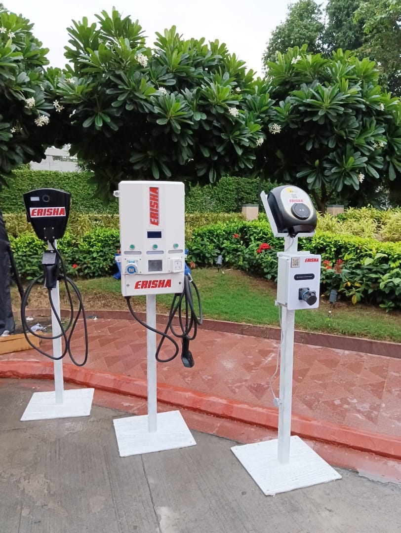 Erisha E Mobility:ईवी चार्जिंग स्टेशनों के साथ पैसेंजर और कार्गो ...