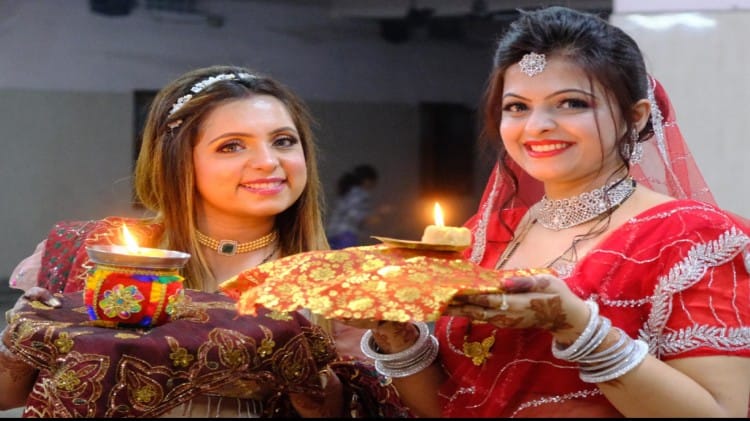 Karva Chauth:सुहागिनों ने किया चांद का दीदार, मांगी पति की दीर्घायु ...