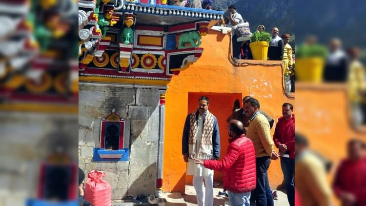 Badrinath Temple: Ais Started Survey Of Crack On Singh Dwar - Amar ...