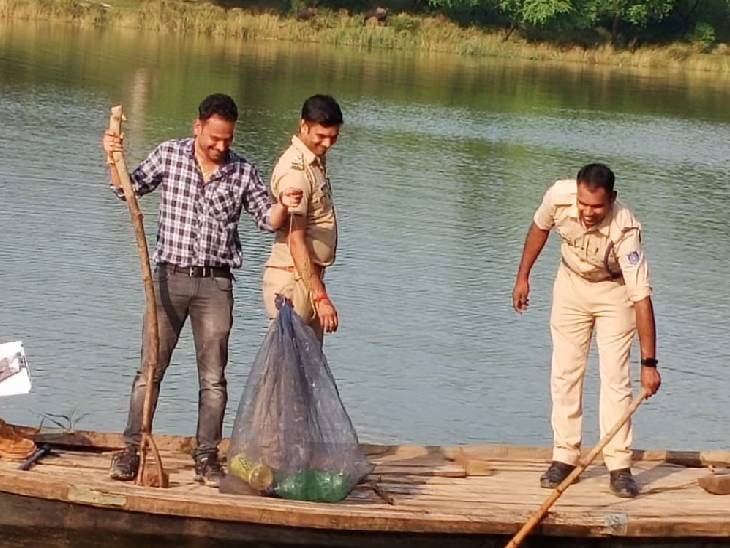 Mp News:पुष्पा स्टाइल में अवैध शराब की बिक्री, रीवा की टमस नदी में छिपाई थी सैकड़ों बोतलें - Mp ...