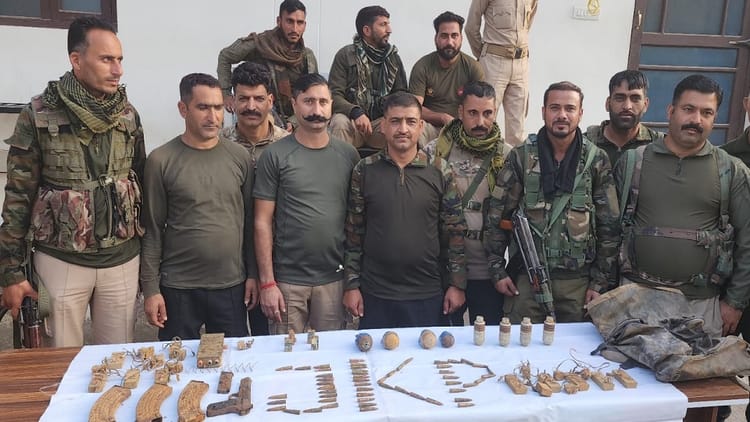 जम्मू कश्मीर: सुरनकोट के जंगल में बना आतंकी ठिकाना ध्वस्त, पिस्टल ...