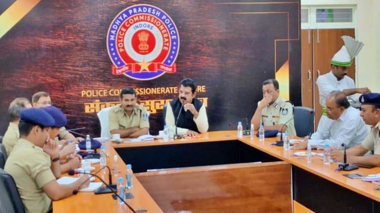 Indore Mp Lalwani Meeting With Traffic Police Officers Before Diwali ...