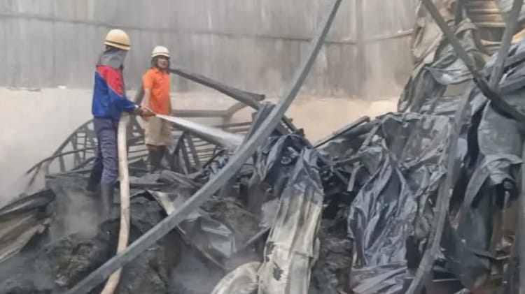 Loss Of Lakhs Due To Fire In Plastic Factory In Banswara - Amar Ujala ...