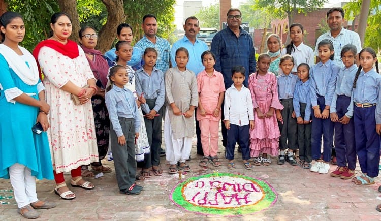रंगोली प्रतियोगिता में दिखाई प्रतिभा - Talent Shown In Rangoli ...
