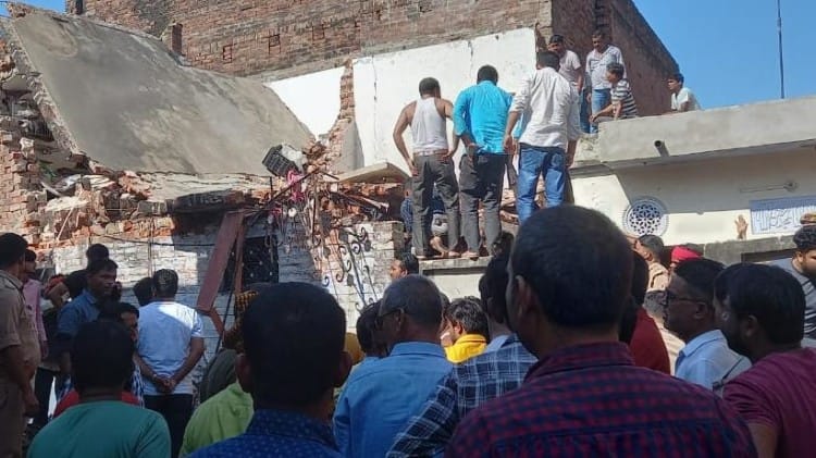 Gonda News: The Roof Of The House Exploded, The Woman Died, A Young Man Serious - Amar Ujala ...