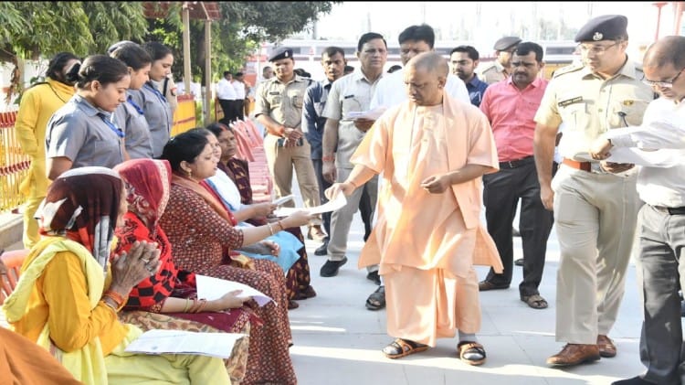 Chief Minister Yogi Adityanath Listened To Complaint In Janta Darbar ...