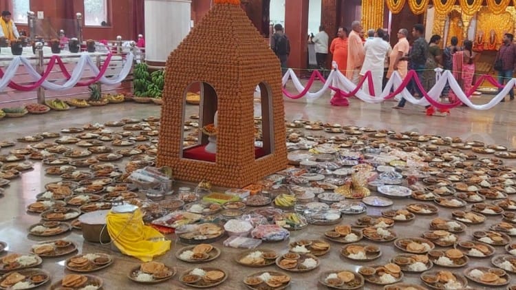 1008 घरों की रसोई में बने प्रसाद से लगा अन्नकूट का भोग:मणीमंदिर में सजा ...