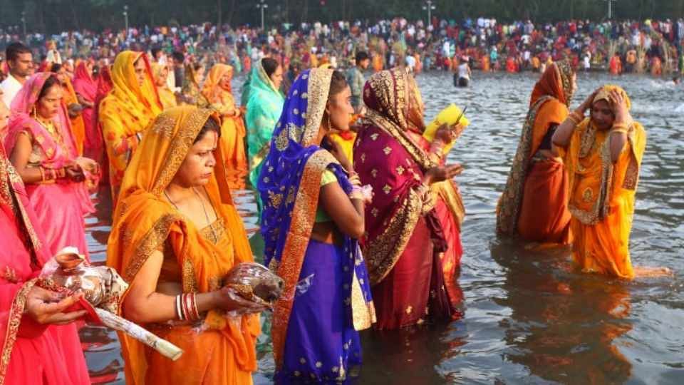 Chhath Puja 2022 Chhathi Maiya Ki Aarti Jai Chhat Maiya Lyrics In Hindi
