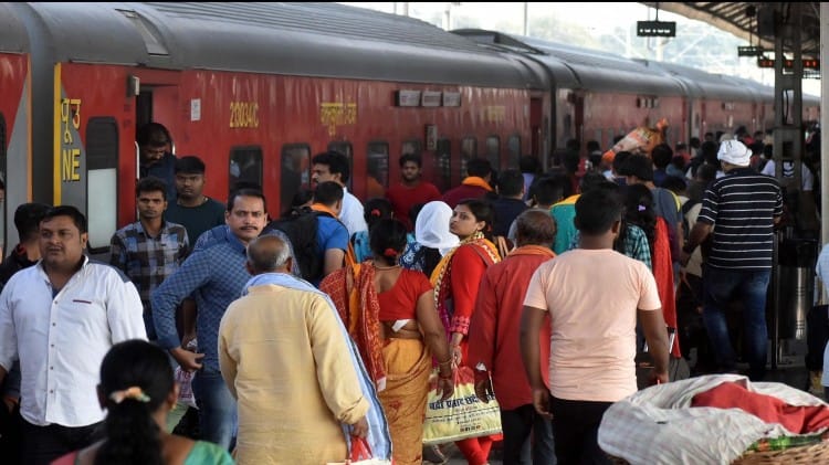 Chhath Puja Special 256 Train In Maharashtra Know Platform Ticket In ...