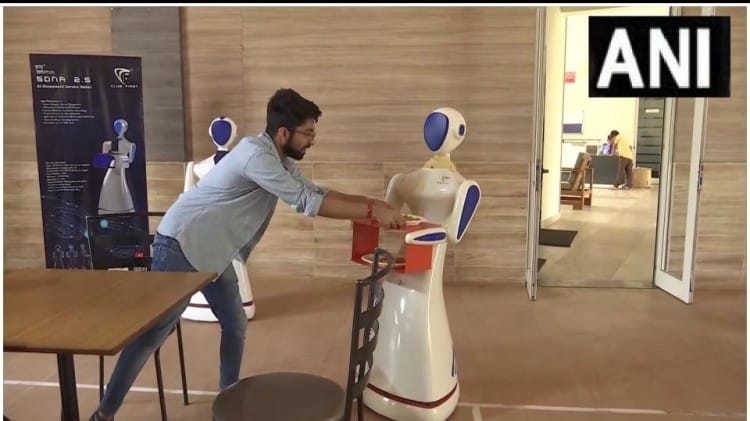 Rajasthan:जयपुर की इस सोसाइटी में लोगों को खाना परोस रहे रोबोट्स ...