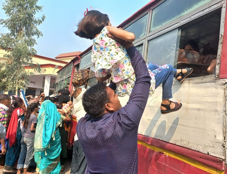 Sisters Pray For The Long Life Of Their Brothers By Doing Tilak ...