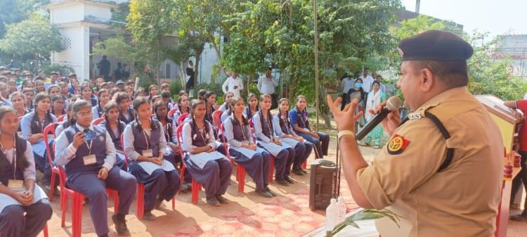 Police Ki Pathshala In Nps - Deoria News - मन से करें पढ़ाई, जीवन के हर ...