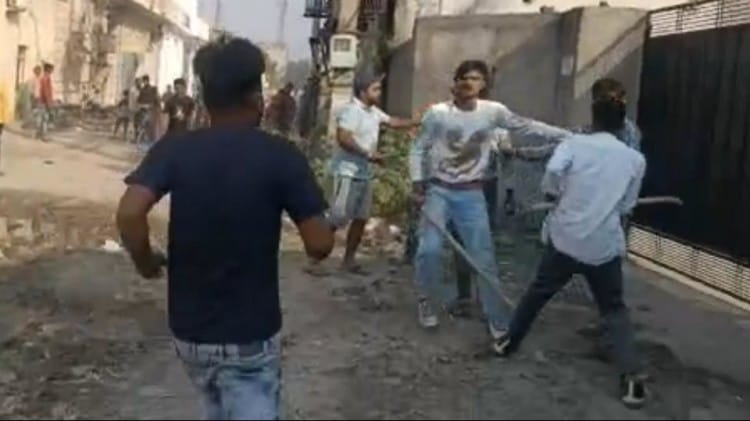 Viral Video:लुधियाना में रंजिशन भिड़े दो गुट, एक दूसरे पर जमकर चलाई ...
