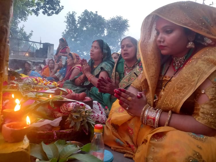 Chhath Puja By Keeping Nirjala Fast, Offering Arghya To The Sun ...