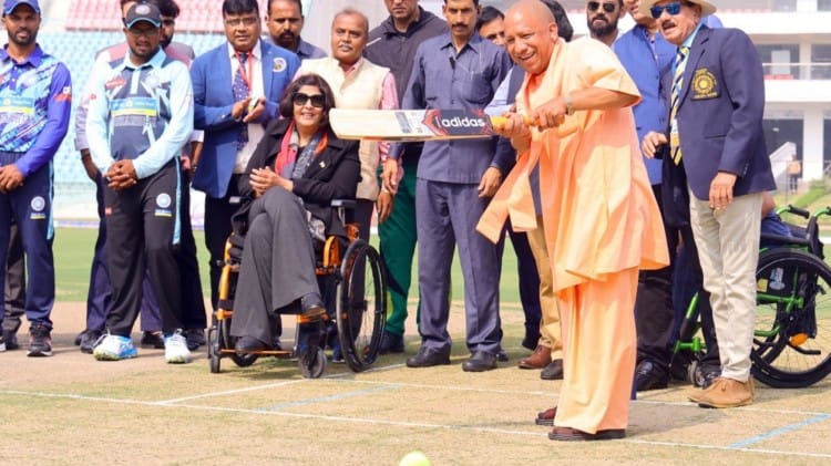 Pics Of Cm Yogi Adityanath Playing Cricket With Divyang In Lucknow. - Amar Ujala Hindi News Live ...