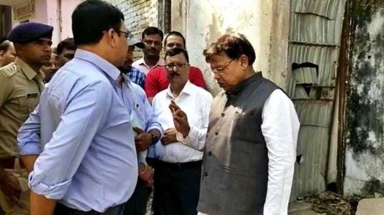 Bad Roads Of Gwalior:जूते-चप्पल त्यागे शिवराज के मंत्री का पंचनामा ...