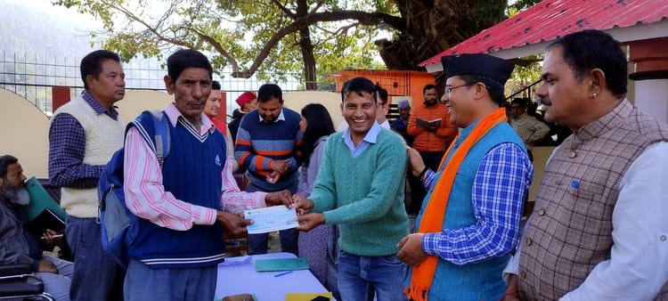 Meeting Of Mla Kapkot - Bageshwar News - कपकोट में 45 लोगों को बांटा 12 ...