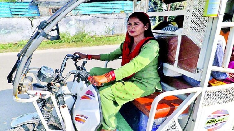 Seema Devi Running E-rickshaw In Jammu, First Woman Driver State - Amar ...