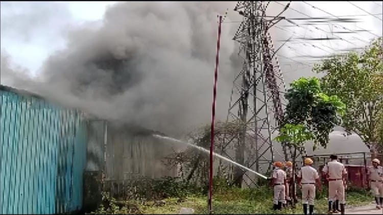 Gujarat:गुजरात के दाभेल क्षेत्र में प्लास्टिक थर्मोकोल बनाने वाली एक ...