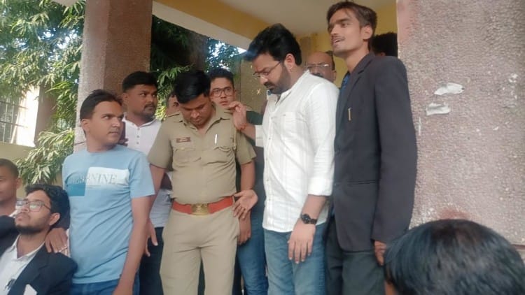 Bhojpuri Star Pawan Singh Appeared In Ballia Court In Divorce With ...