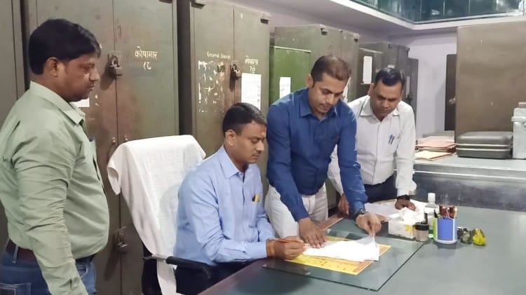 Varanasi:ias एस राजलिंगम ने वाराणसी के 58वें डीएम का कार्यभार संभाला ...