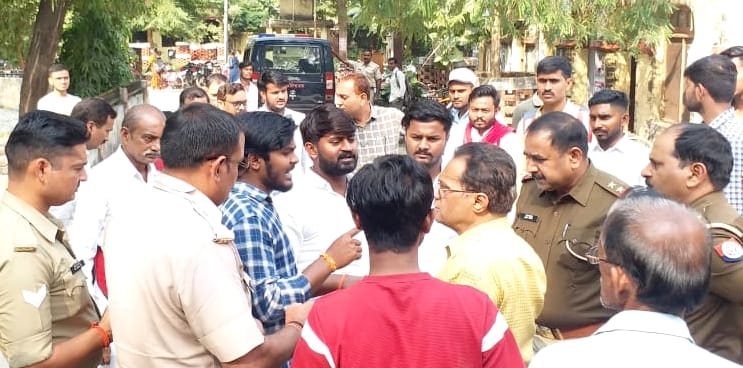 Two Groups Of Students Clashed In Knpg, Fiercely Sabotaged - Bhadohi ...