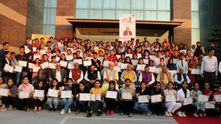 छात्र सम्मान समारोह में बोले Lg :छात्रों का जिज्ञासू होना जरूरी, क्यों ...