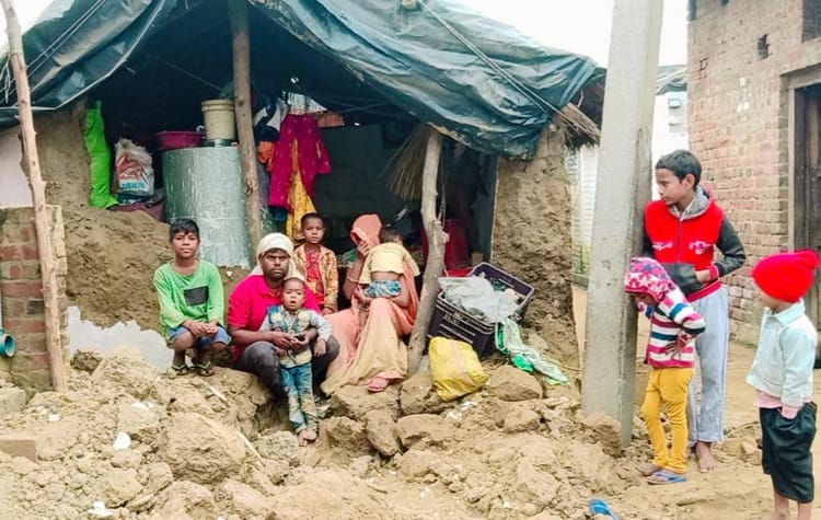 People Stunned By The Tremors Of Earthquake, Mud Wall Collapsed In ...