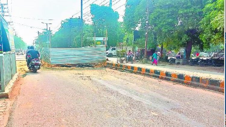 Agra News: शहर की तीन मुख्य सड़कों पर ट्रैफिक डायवर्जन, लोग हो रहे ...