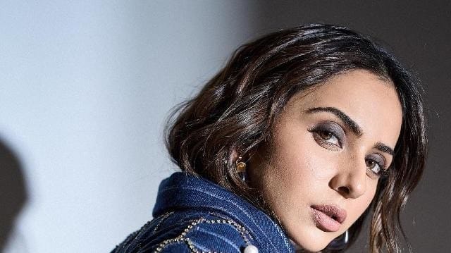 ब्लू ब्लेजर में रकुल प्रीत सिंह का दिलकश अंदाज