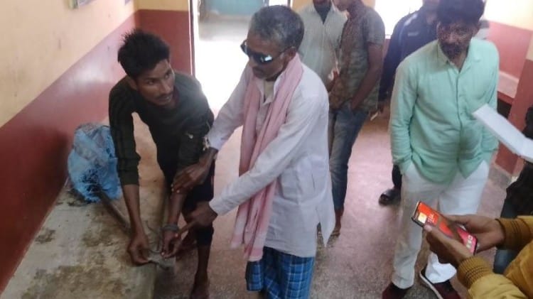 Youth Reached Mau Hospital With Snake In Sack Due To Snake Bite ...