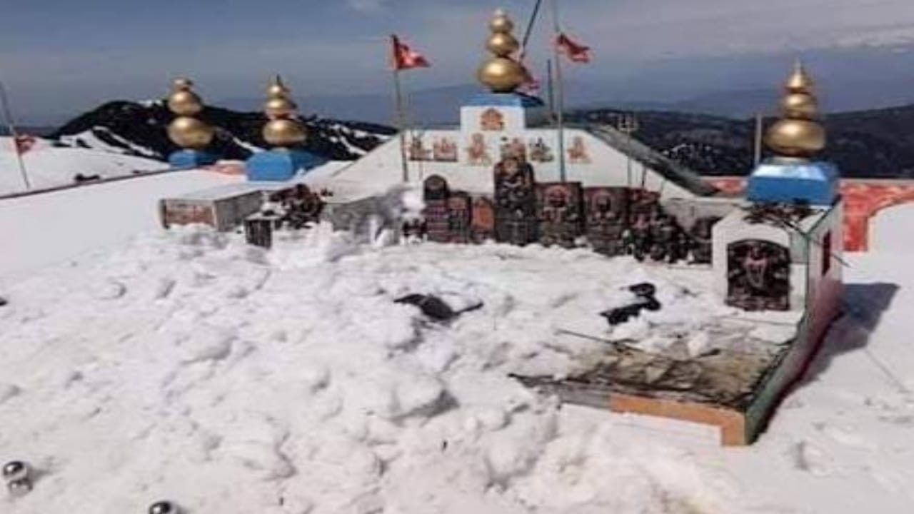 Himachal:मां शिकारी देवी के मंदिर, मूर्तियों पर नहीं टिकती बर्फ, पढ़ें ...