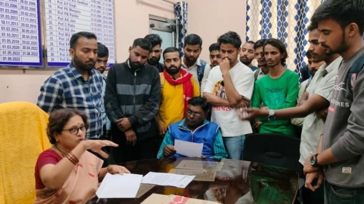 Ruckus Again In Bhu Demonstration Of Angry Students Due To Non-receipt ...