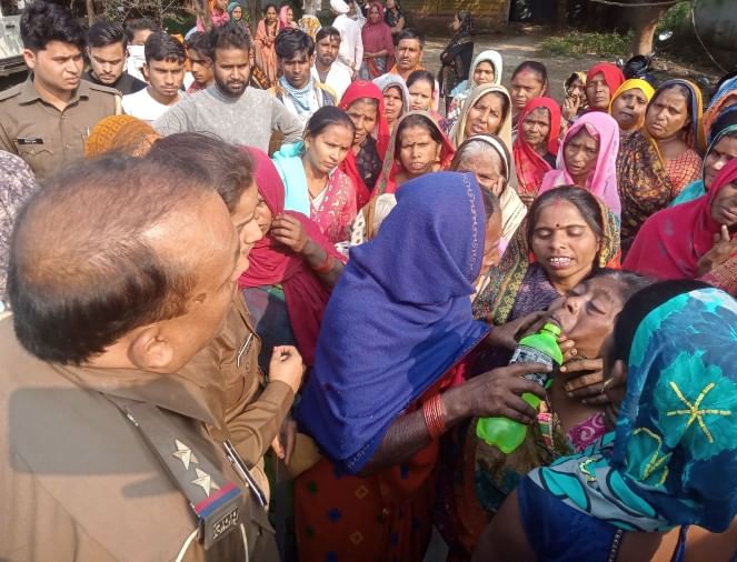 Kanpur Dehat: The Meaning Of Two Friends Rose Together, The Eyes Of The ...