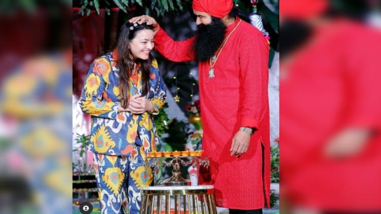 Baghpat:तस्वीरों में देखें कितनी बदल गई हनीप्रीत, बाबा राम रहीम ने अब दिया ये नया नाम - Baba Ram ...