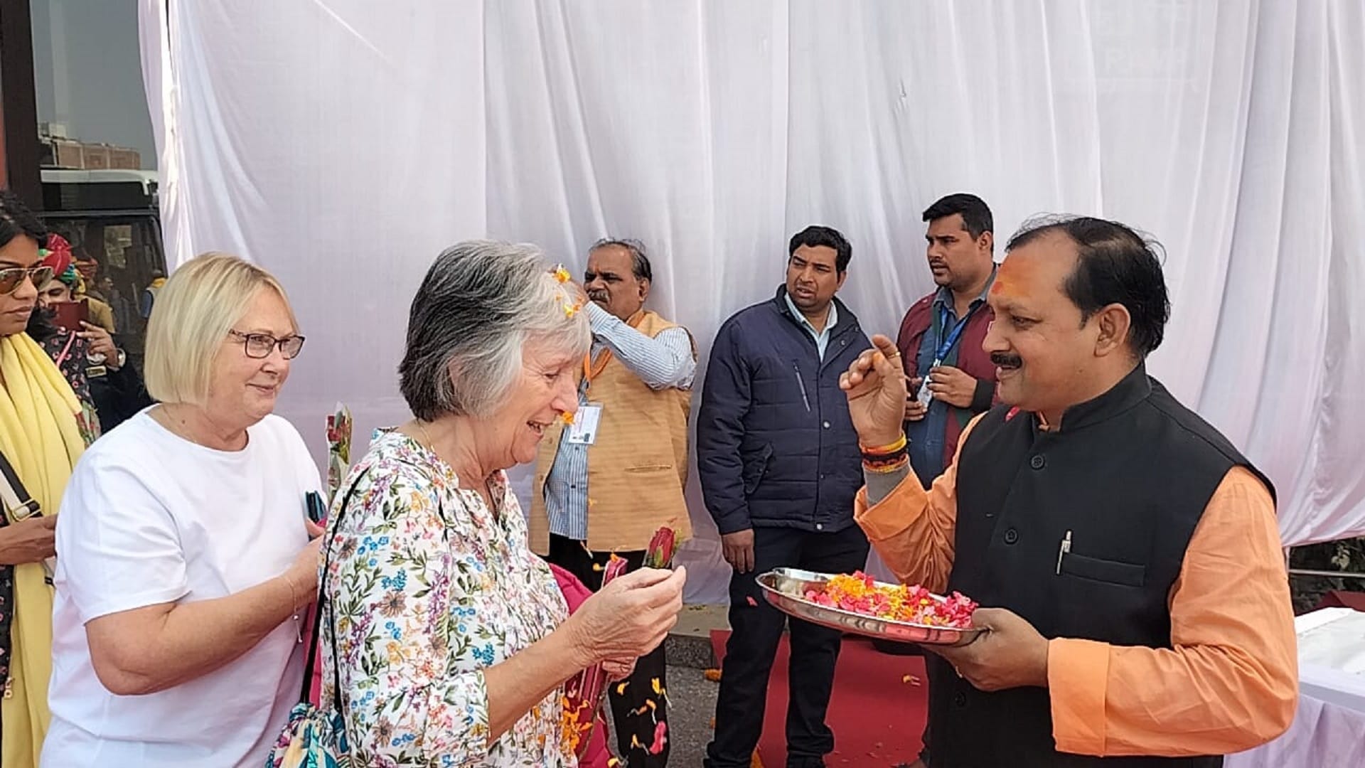 तस्वीरों में देखें:वाराणसी पहुंची महाराजा एक्सप्रेस ट्रेन, तिलक-फूल ...