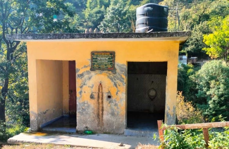 Bageshwar News:भराड़ी में छह साल पहले बना शौचालय हुआ बदहाल - Bad Toilet ...