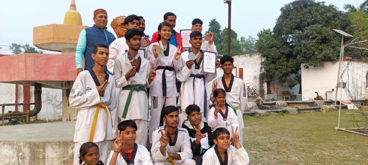 Deoria News:इंडिया ओपेन ताइक्वांडो में तुषिका ने जीता स्वर्ण - Tushika ...