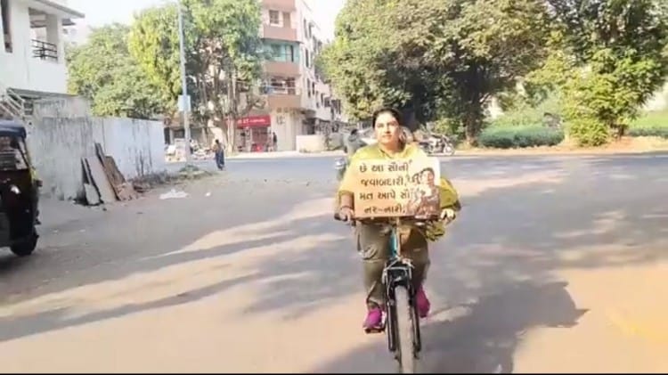 Surat Mayor Hemali Boghawala Reached By Cycle For Voting - Amar Ujala ...