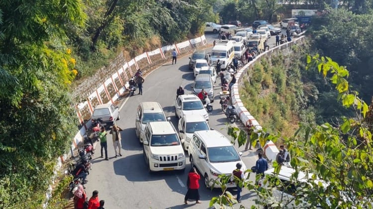 Mussoorie Tourists Troubled vehicle Stuck Local People Block Against ...