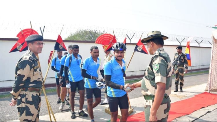 West Bengal:बीएसएफ की साइकिल रैली मुर्शिदाबाद पहुंची, बल और ग्रामीणों ...